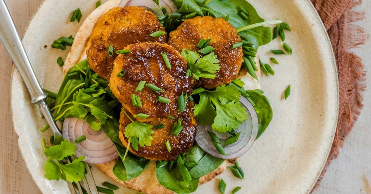 Pitta topped with spiced lentil cutlets and spinach | Recipe | Kikkoman