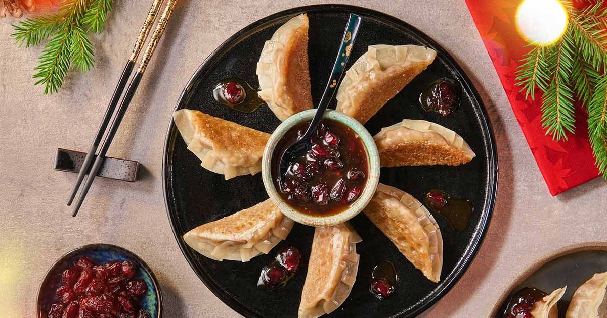 Cabbage-mushroom stuffed gyoza dumplings | Recipe | Kikkoman